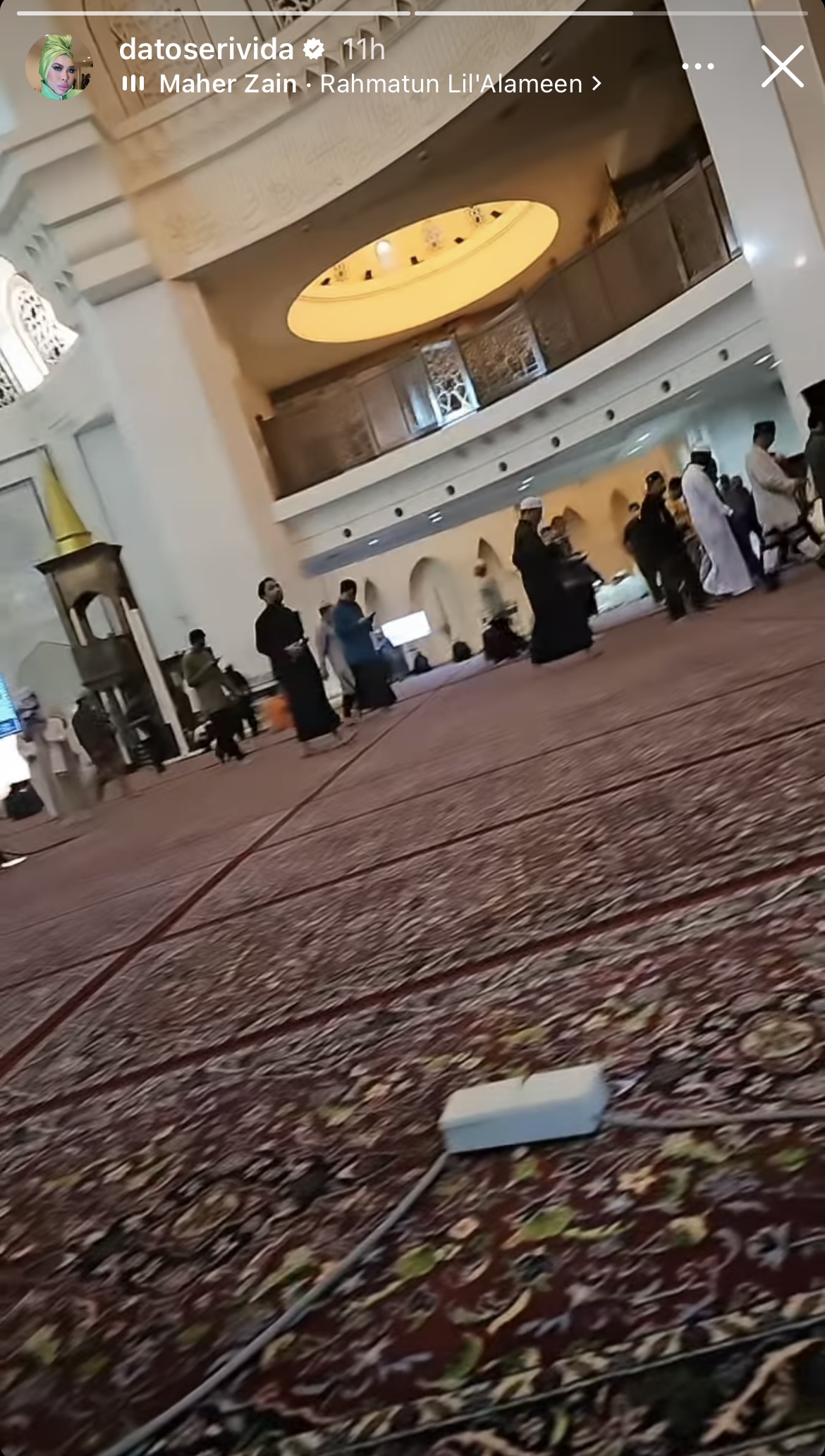 Labuh Hingga Tutup Ruang Lantai, Telekung 'Oversized' Dato Sri Vida ...