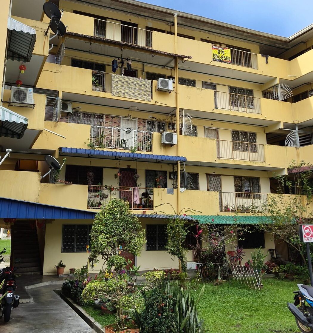 DBKL Arah Cabut Pintu Gril Besi Halang Laluan Kawasan Flat