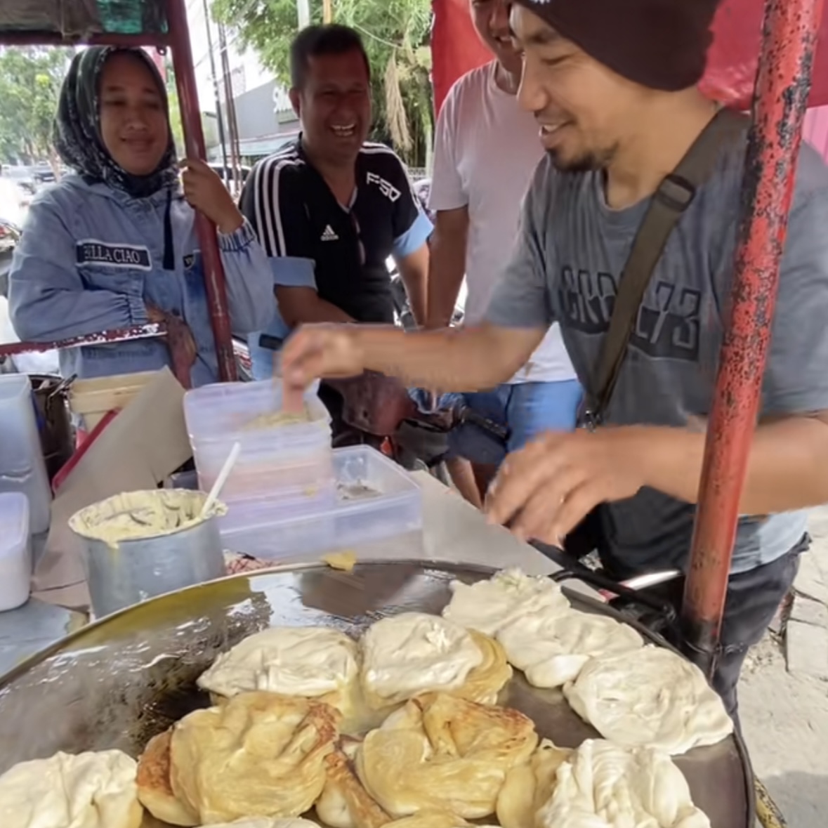 Gerai Jual Roti Canai Laku Keras Di Indonesia, Pelanggan Terpaksa Masak ...